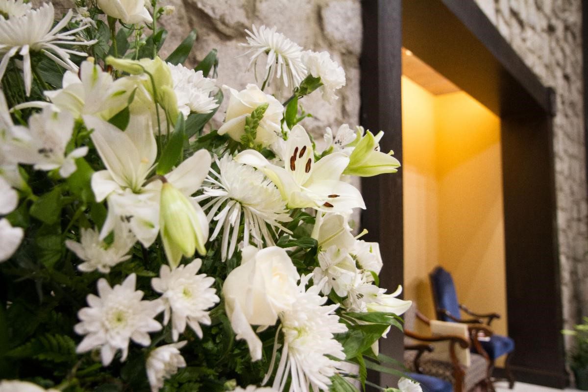 Altar Flowers – Saint Jude the Apostle Catholic Church